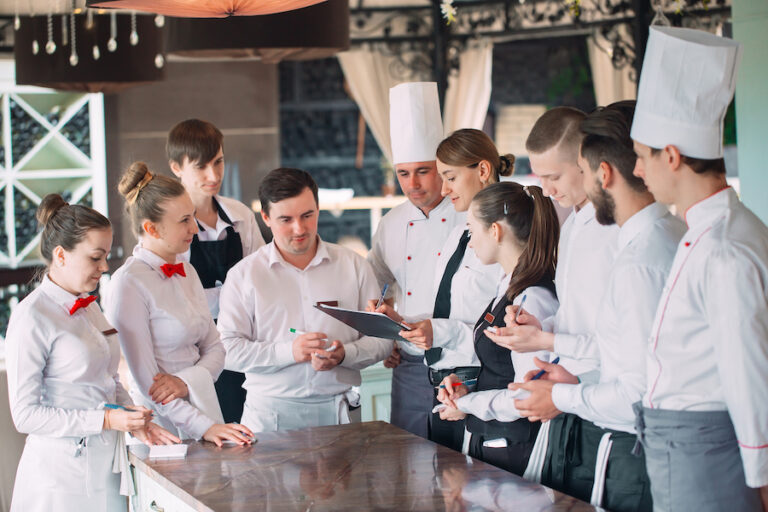 8 Best Practices for Effective Restaurant Communication - GloriaFood Blog