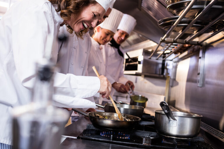 10 Practical Restaurant Kitchen Rules and Regulations for Staff to ...