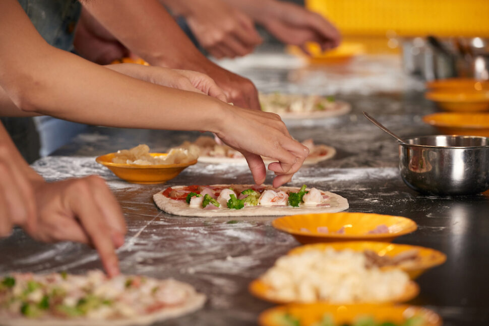 10 Restaurant Team Building Ideas to Increase Staff Performance ...